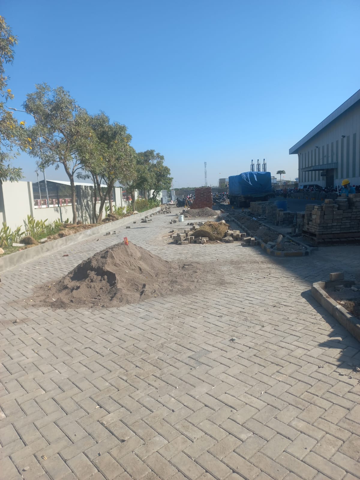 Pekerjaan Paving & taman PT. Fertilizer Inti Technology JIIPE Gresik ...